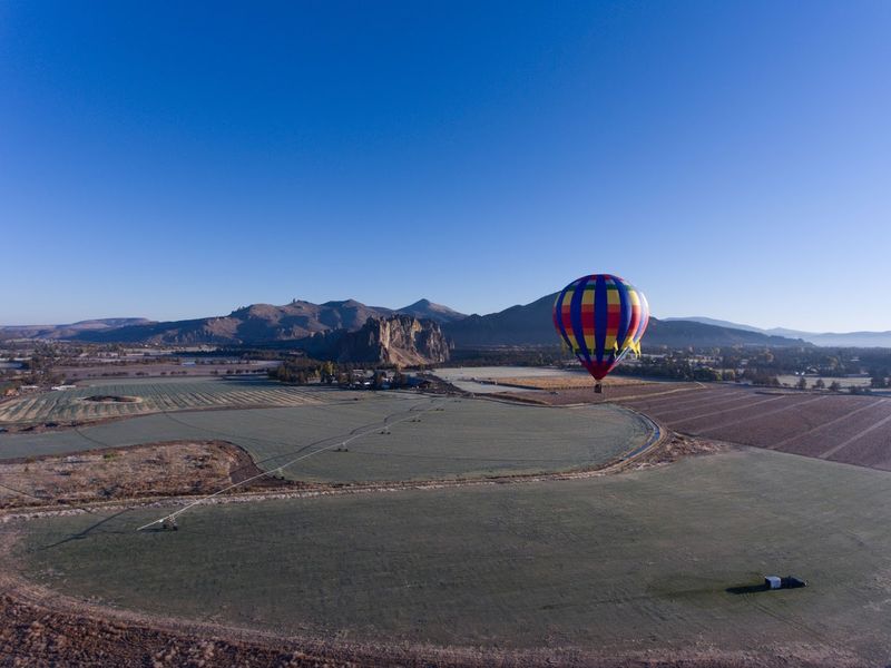This Central Oregon hot air balloon experience offers sunrise flights ...