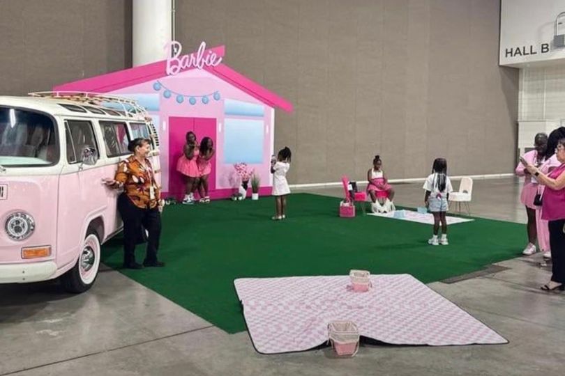 Fans del Barbie Dream Fest exigen reembolso de $450 y lo comparan con ...