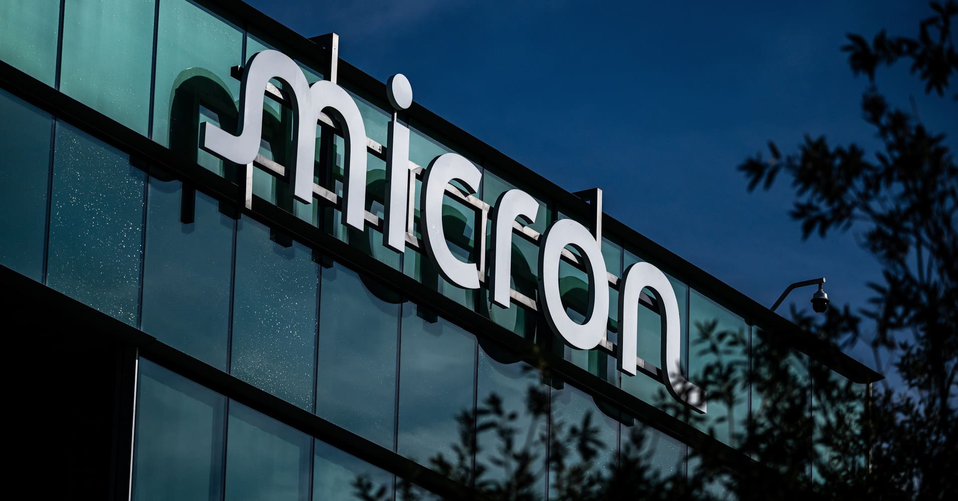 Micron surges more than 30% on week as memory chip rally goes parabolic