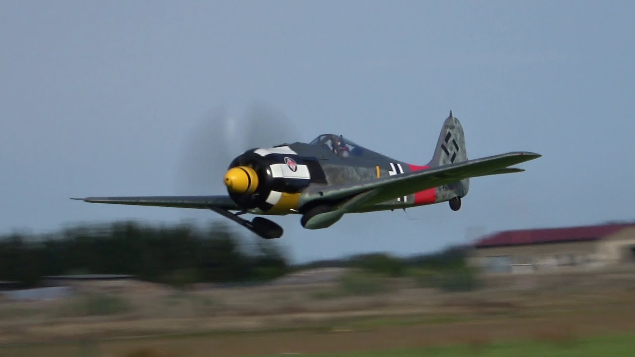 Watch this Fw 190 Dora roar down the runway - "It feels straight out of ...