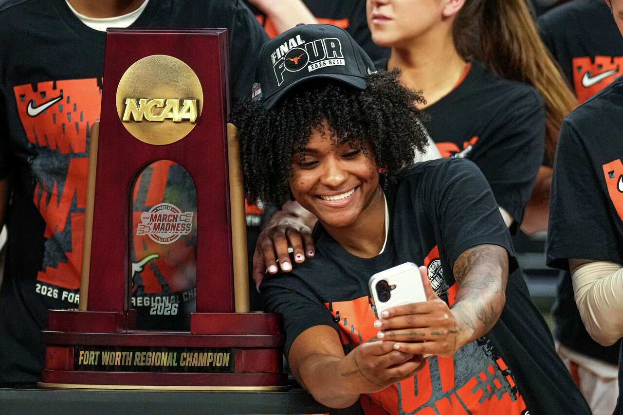 Texas Longhorns beat Michigan in the NCAA Elite 8: See photos 2026 ...