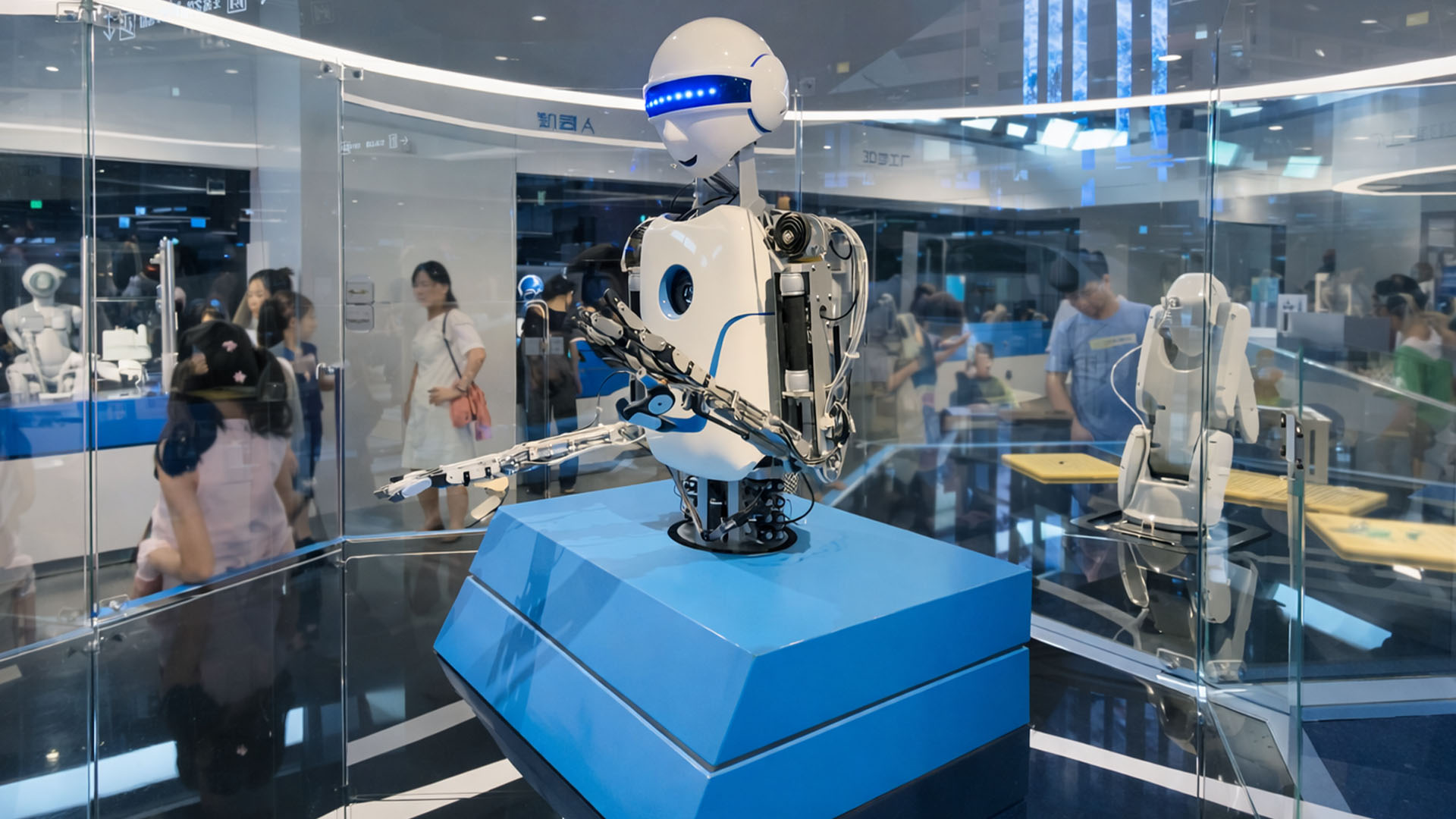 Tecnologia avanzata dei robot umanoidi in mostra al museo in Cina