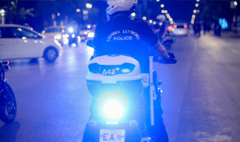 Θήβα: Οπλοστάσιο με σπαθιά και μαχαίρια σε κατάστημα ψιλικών ...
