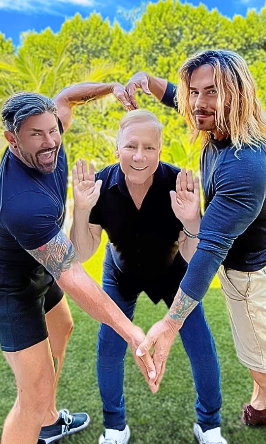 We have three gay dads ️