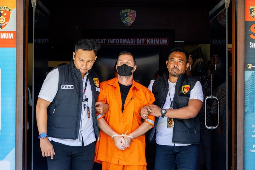 Gangster Steven Lyons pictured cuffed with cable ties in orange prison ...