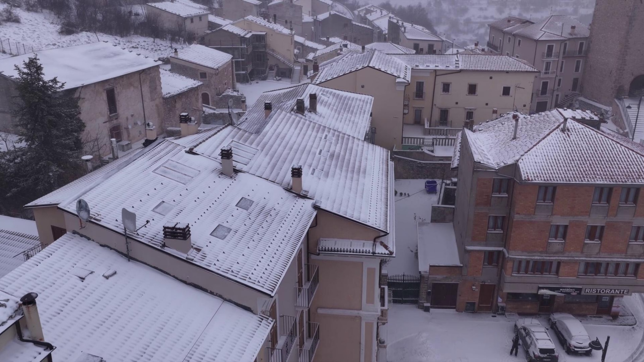 Neve e vento a Castel del Monte, le immagini dal drone