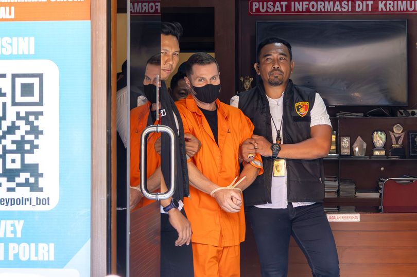 Gangster Steven Lyons pictured cuffed with cable ties in orange prison ...
