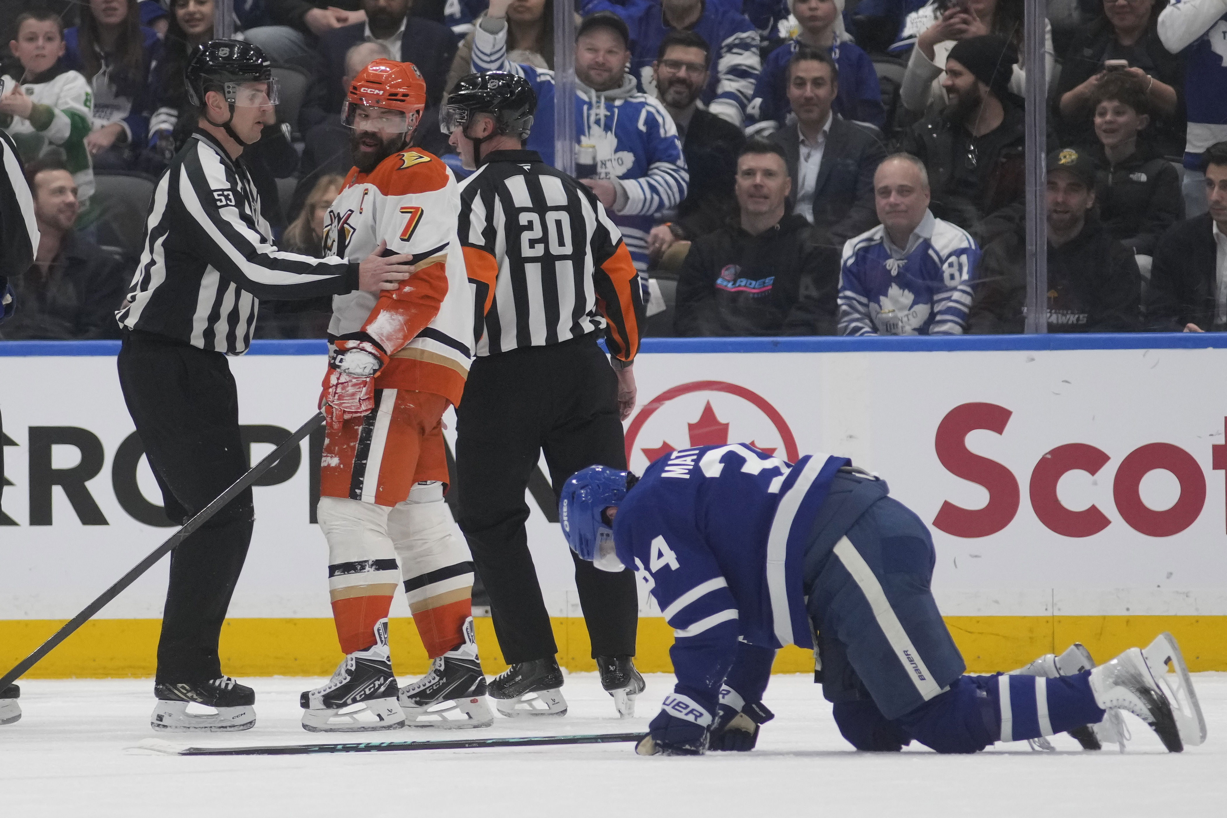 Maple Leafs enter race for Ducks D-man who injured Auston Matthews