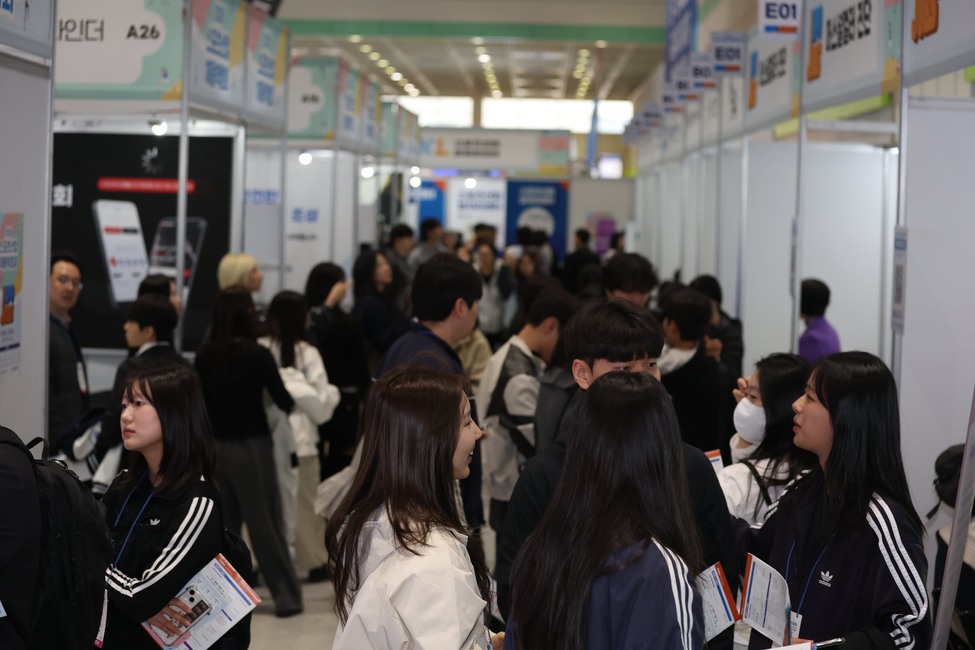 Sports job fair draws record 4,100 attendees
