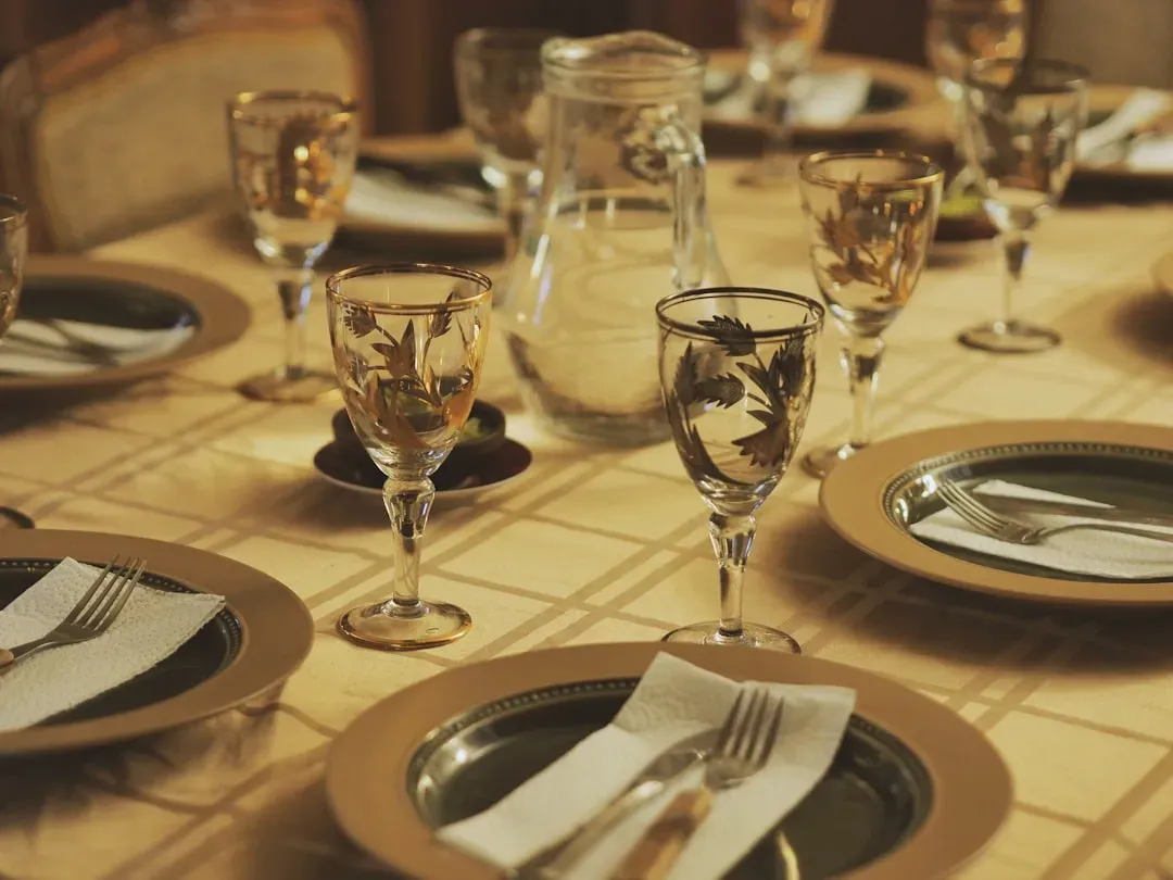 10 things you should never do when hosting a dinner party (but people ...