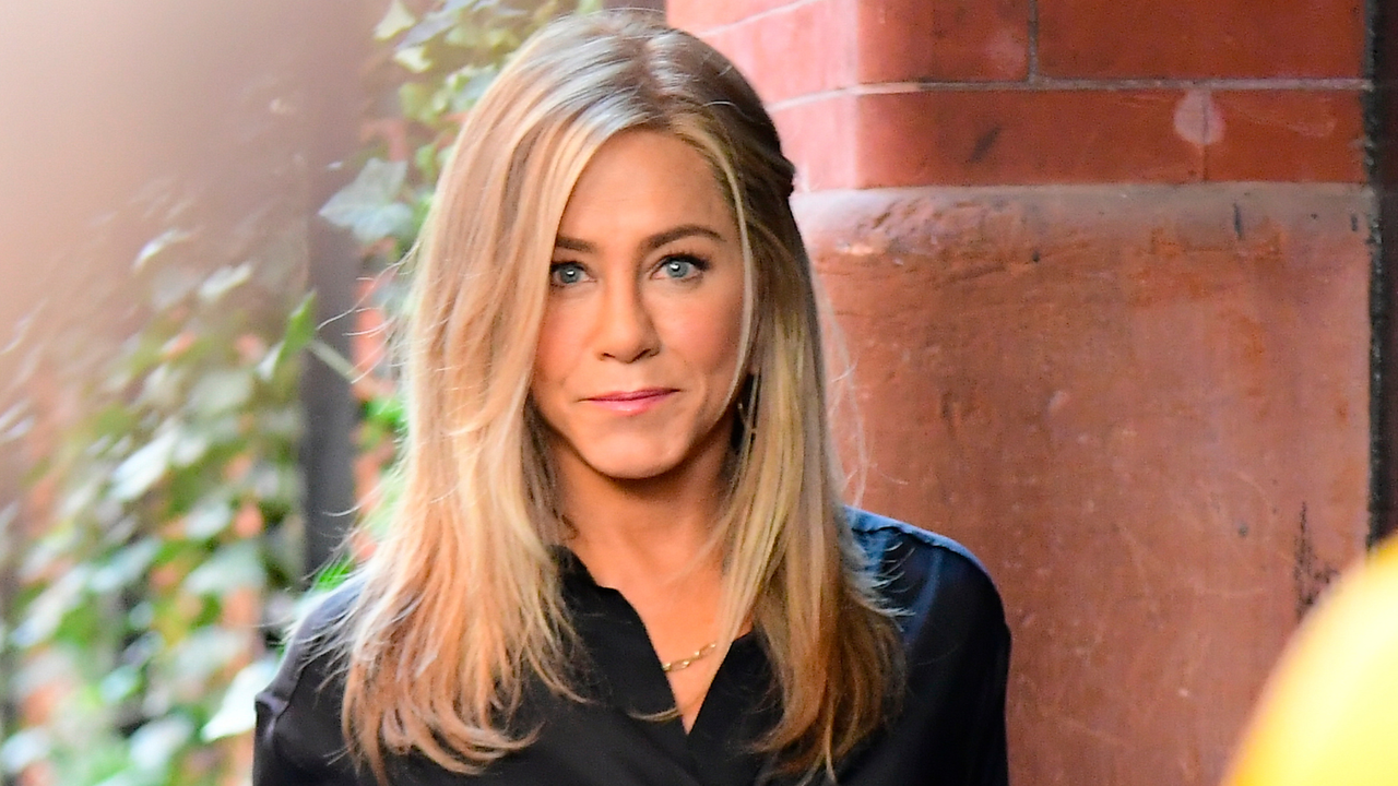 Jennifer Aniston’s warm minimalist living room is a lesson in mid ...