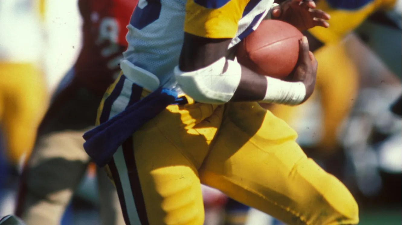 S Kam Curl agrees to three-year $36 million deal to remain with the Los ...