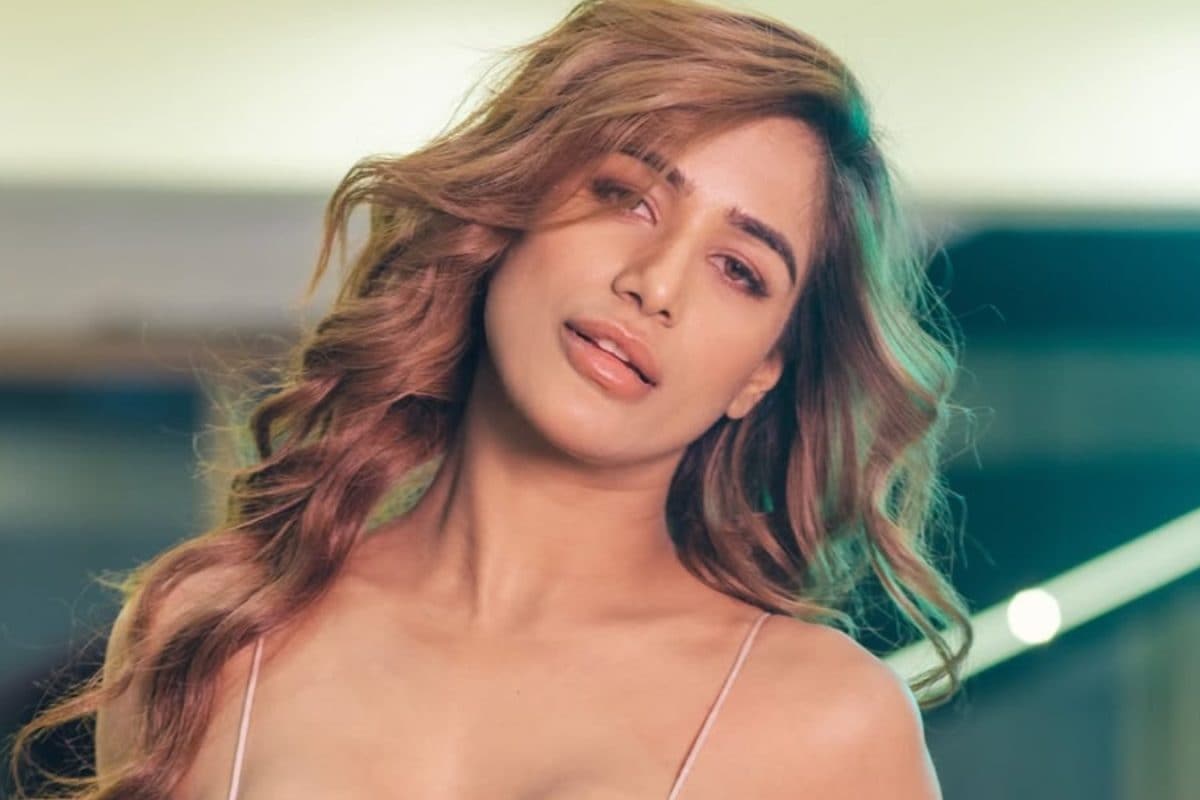 Poonam Pandey requests all not to abuse her: 'Main bhi insaan hu, gaali ...