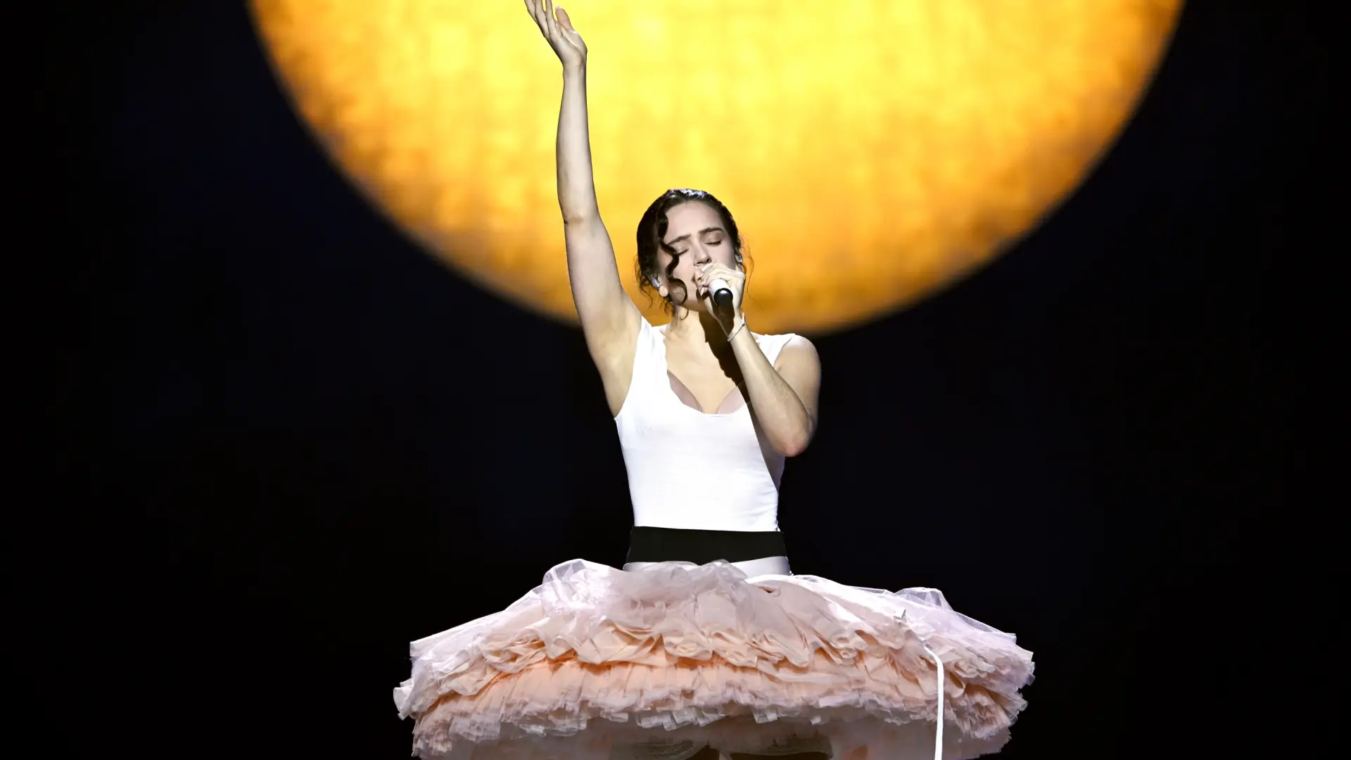 Las referencias artísticas del vestuario de Rosalía en 'Lux Tour': de ...