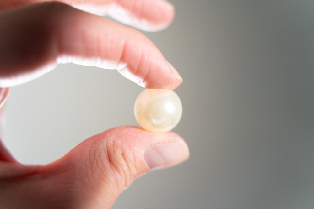 How to tell real pearls from fake ones