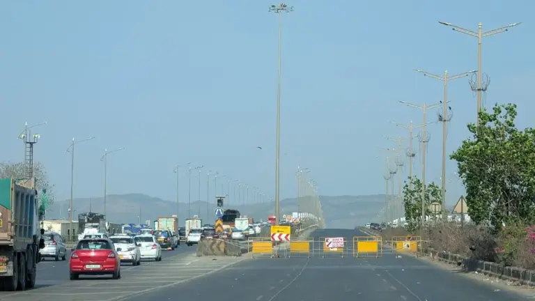 Two lanes of Vashi Bridge shut for repairs, expect delays towards Navi ...