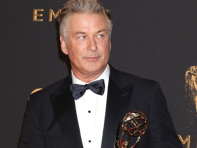 Ο Alec Baldwin στο Kockroach δίπλα σε Chris Hemsworth και Taron Egerton