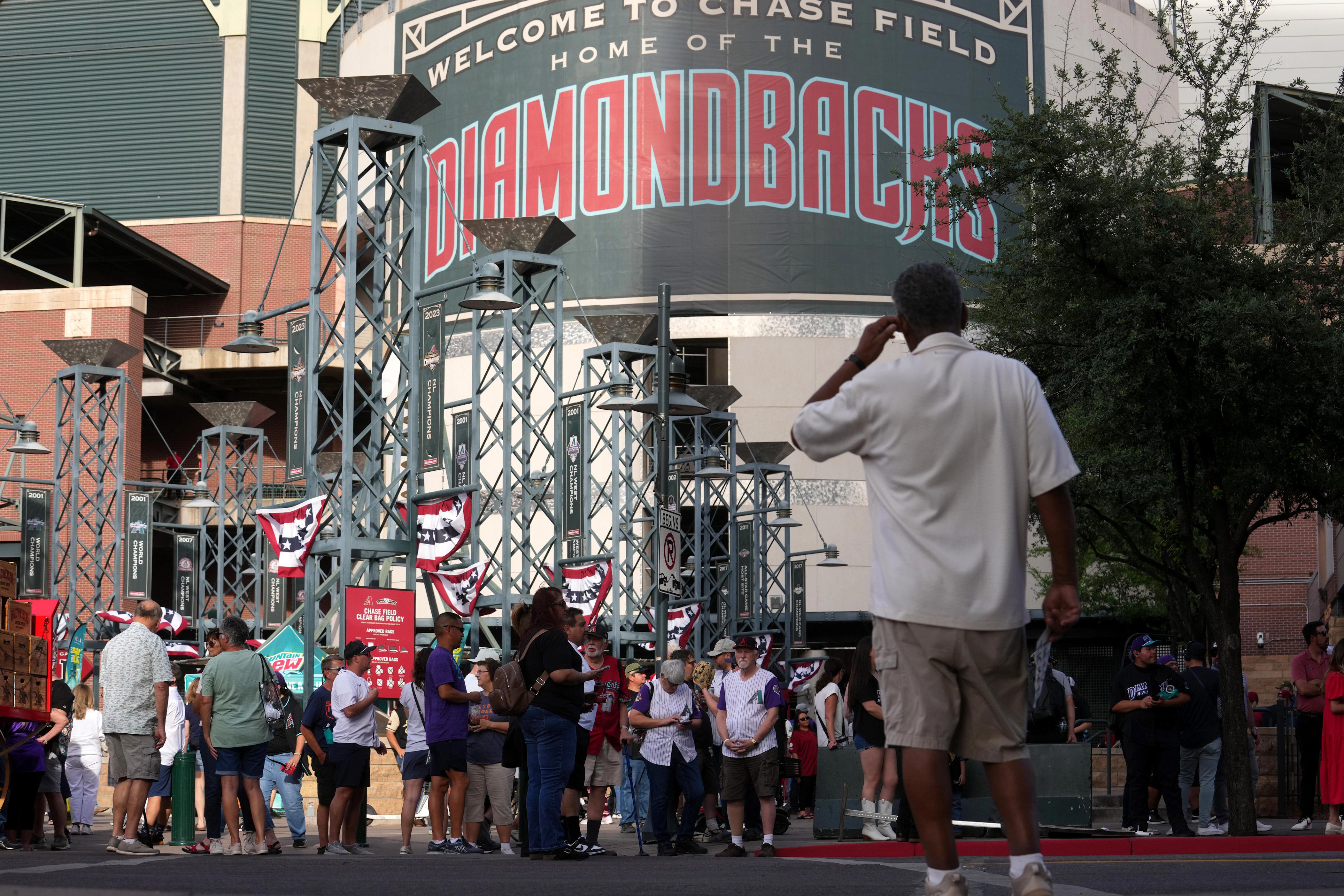 Diamondbacks say no safety changes after man fell at Chase Field