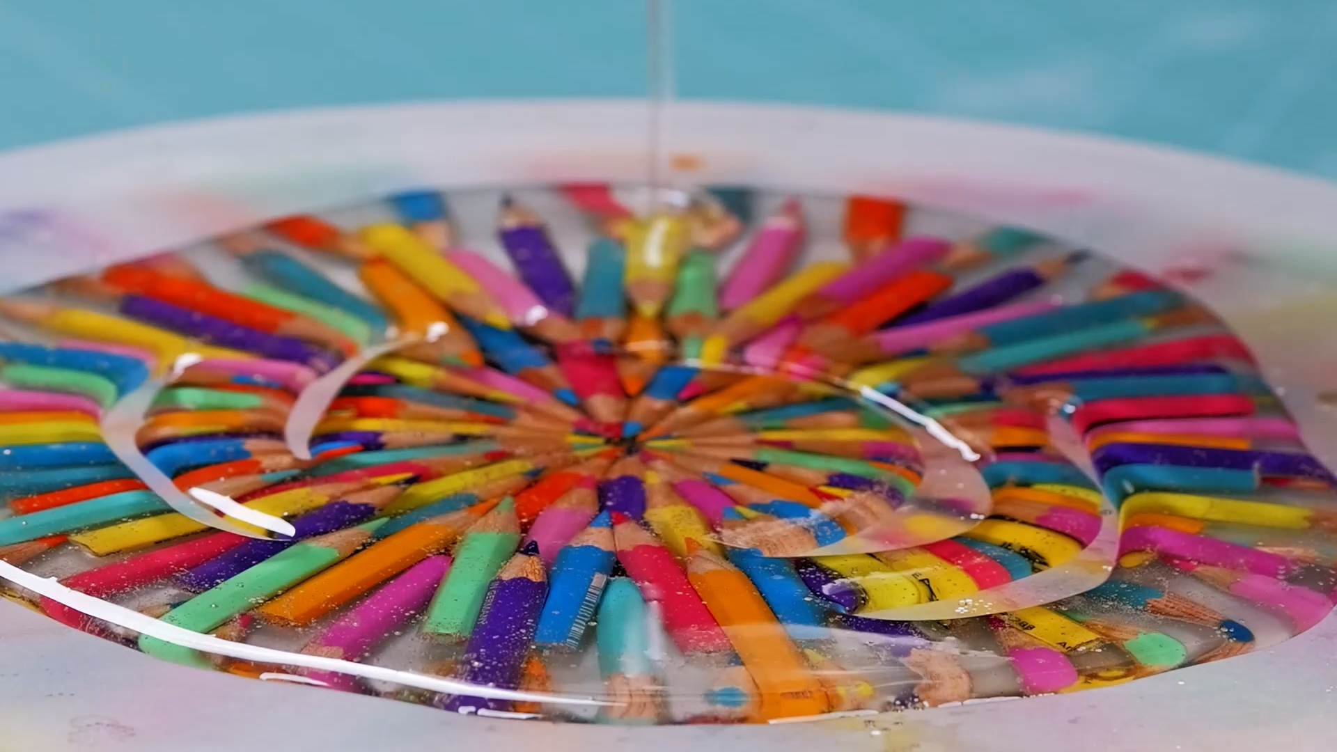 Horloge en résine cool avec crayons de couleur