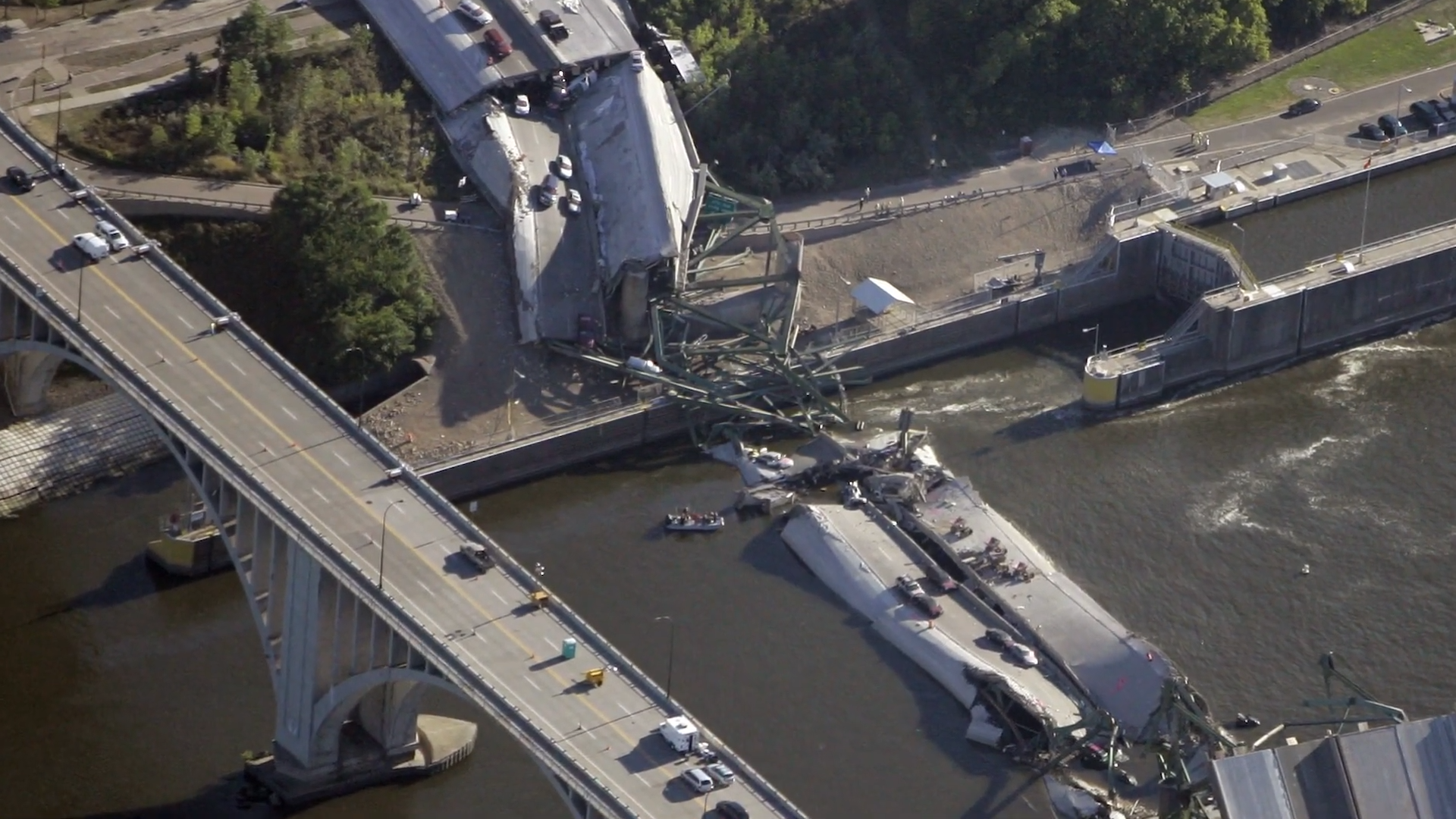 This video shows rush hour collapse - the I-35W disaster