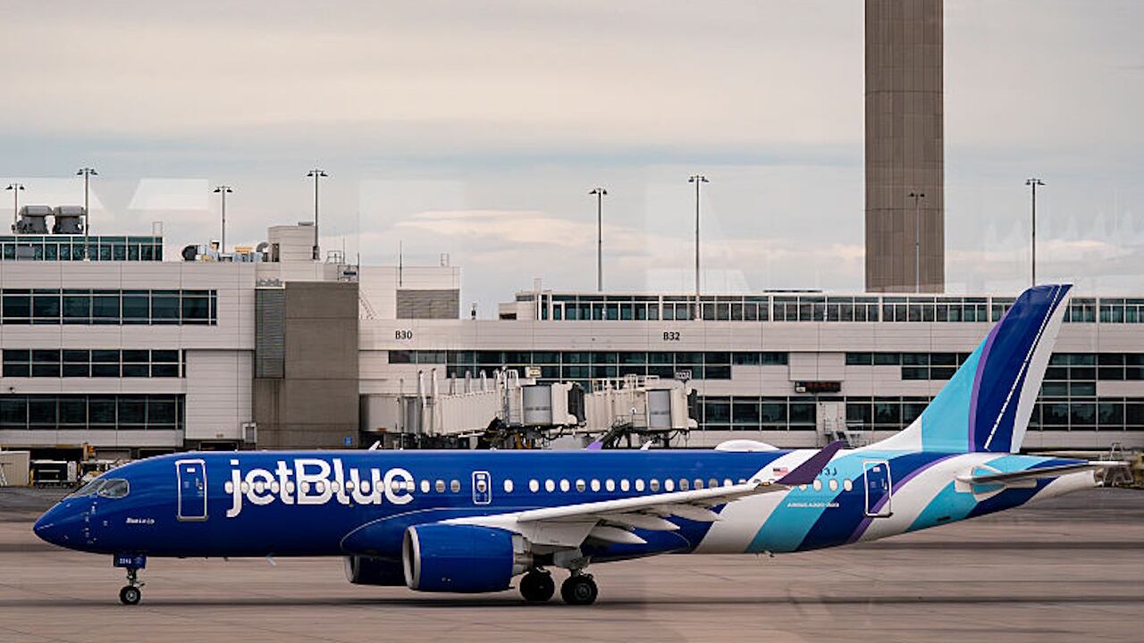 That guy’s insane: JetBlue pilot has close call with smaller plane