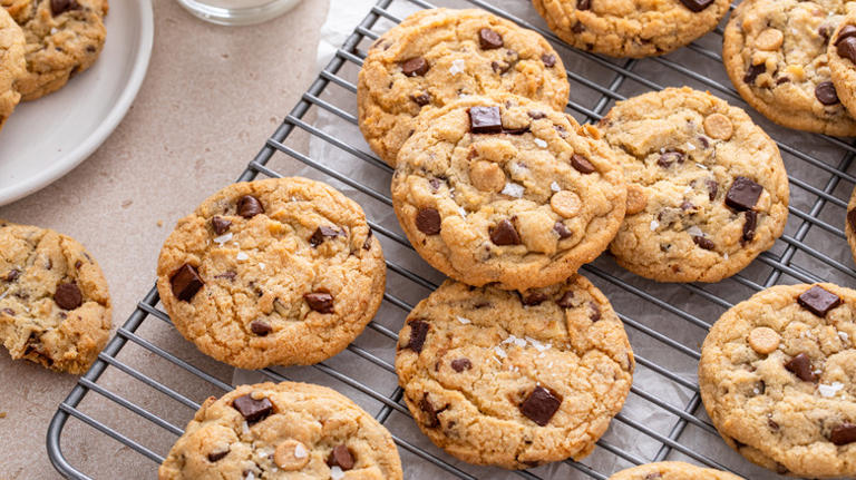 How to clean your cooling racks so they look brand new again