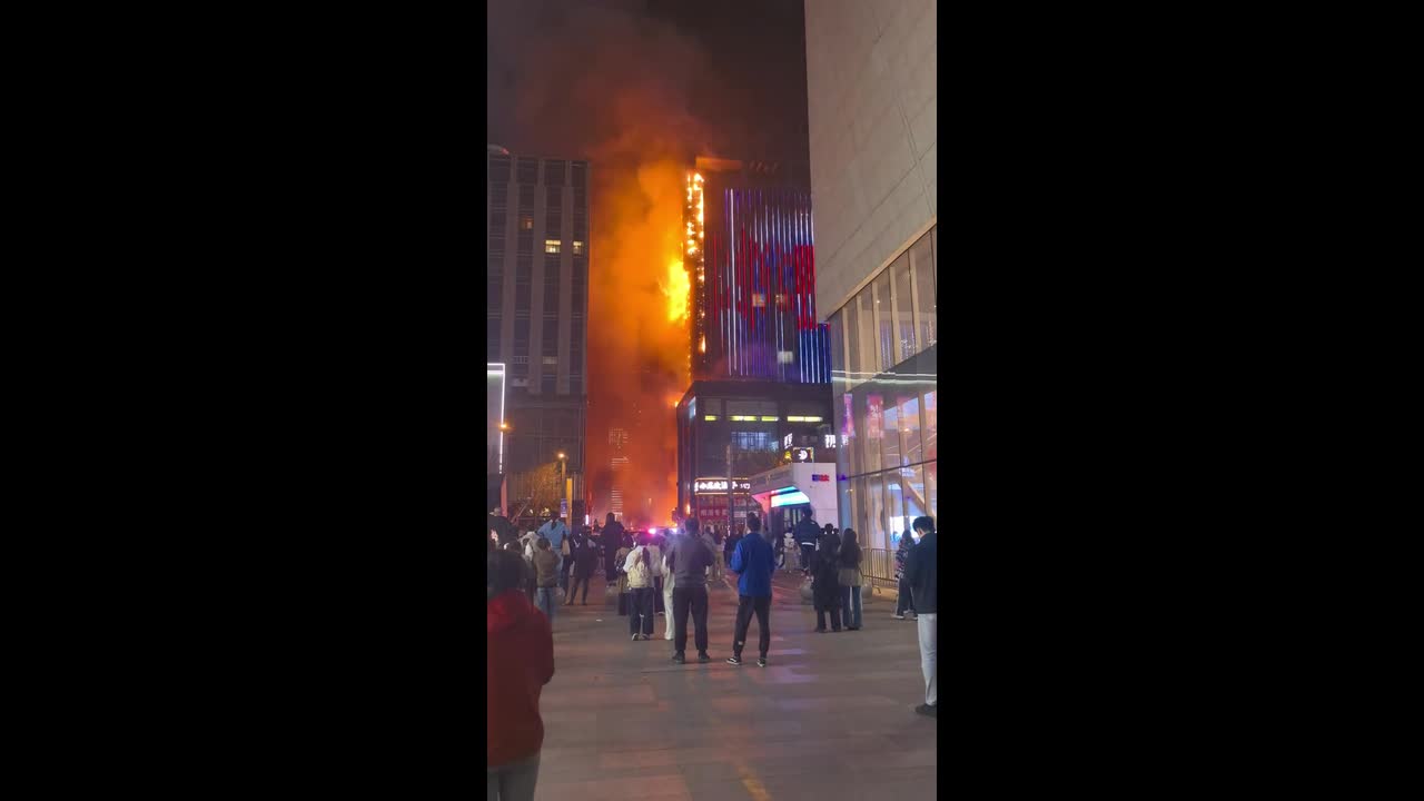 High-rise building fire spreads rapidly in Taiyuan, Shanxi, China