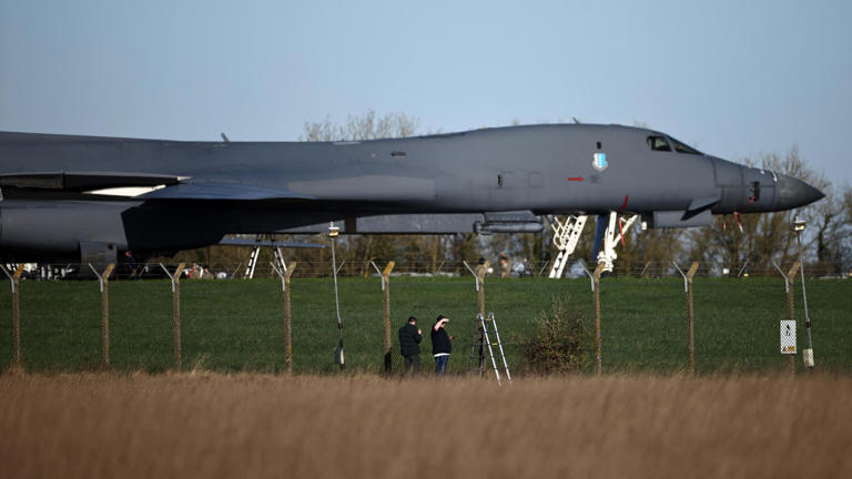 Donald Trump accuse Paris de fermer son espace aérien aux avions ...