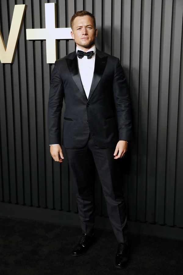 Ο Alec Baldwin στο Kockroach δίπλα σε Chris Hemsworth και Taron Egerton