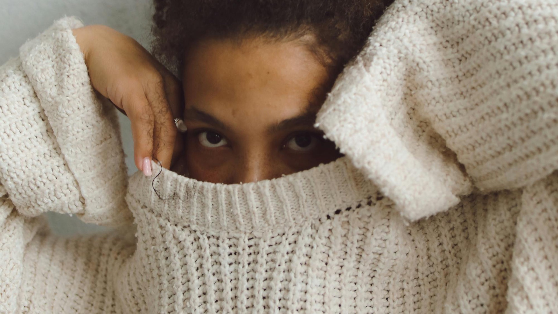 10 fashion habits people use to hide & 10 to stand out