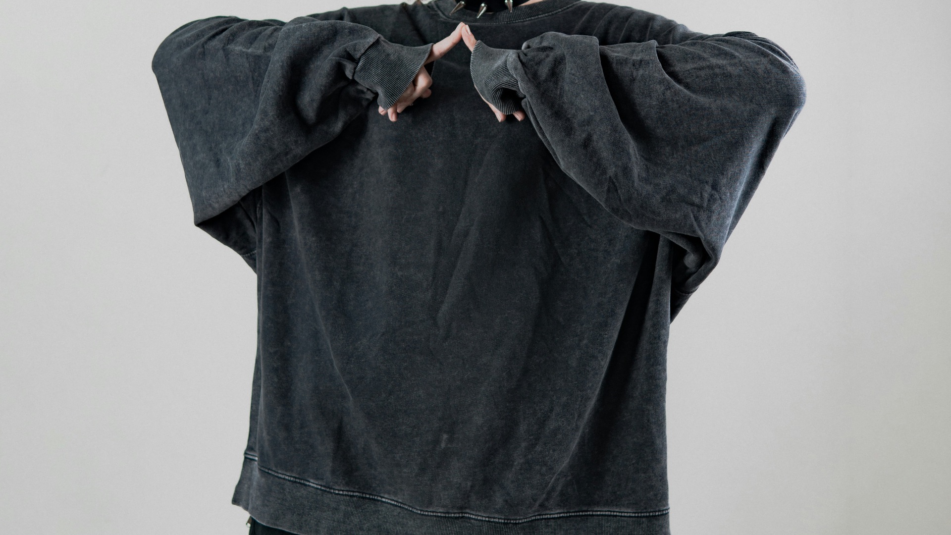 10 fashion habits people use to hide & 10 to stand out