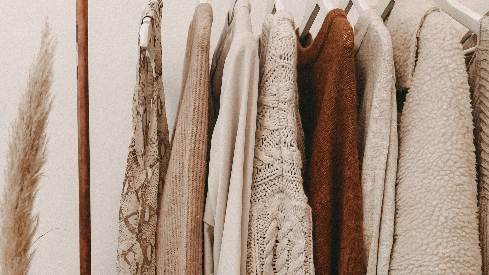 10 fashion habits people use to hide & 10 to stand out