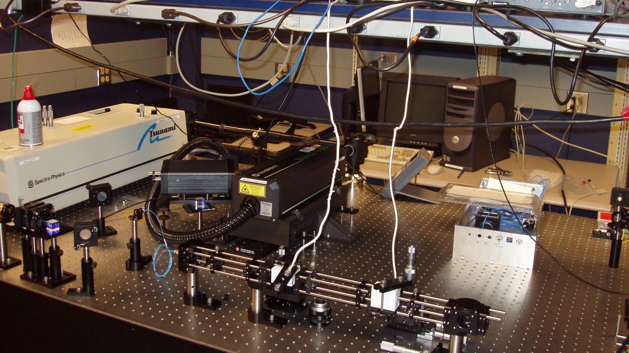 Quantum microscope maps electron interactions in graphene at room temp