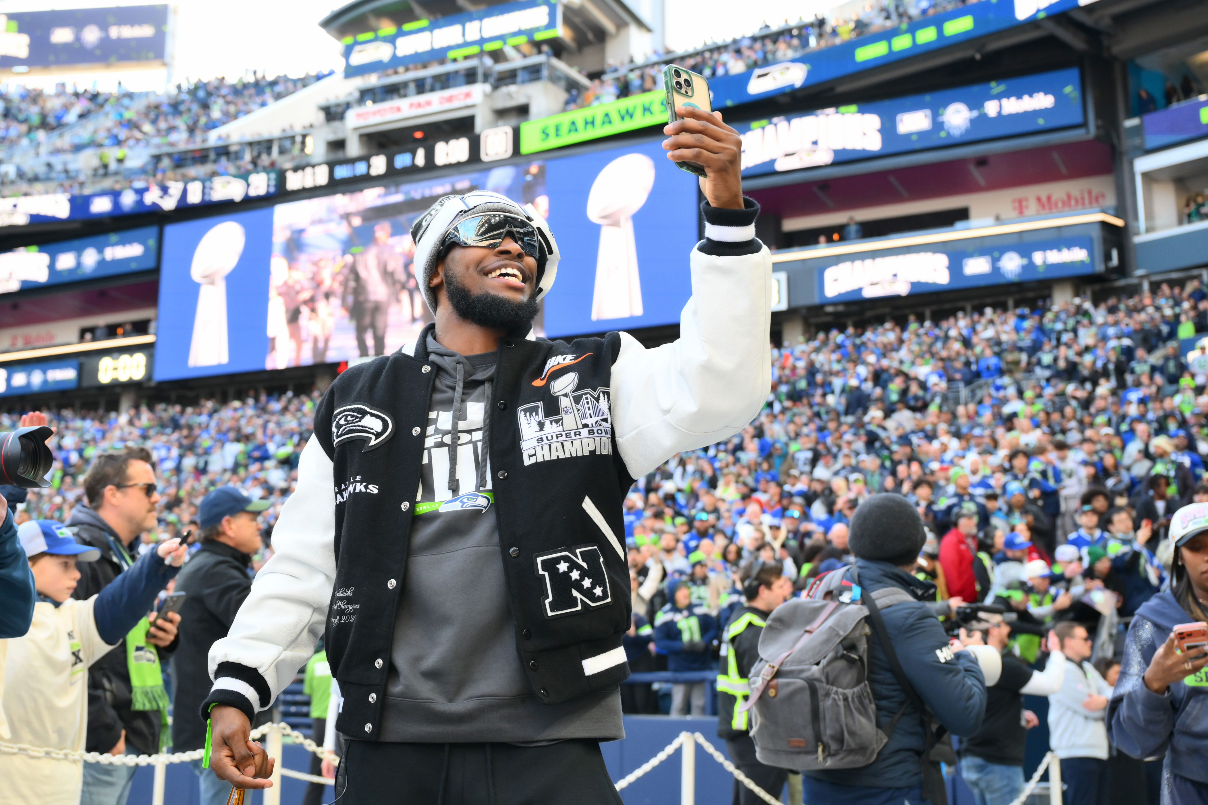 Devon Witherspoon joins frustrating CB contract standoff with Seahawks