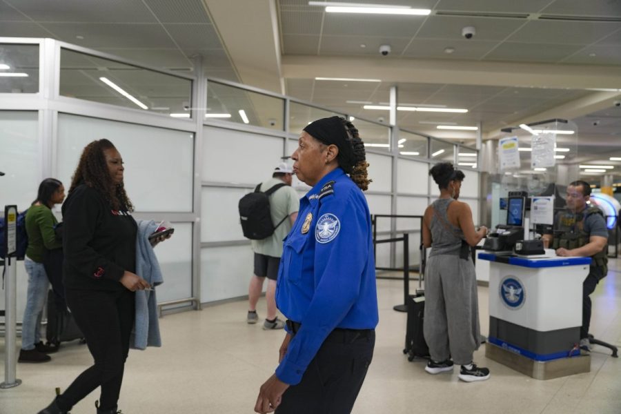 In reversal, TSA workers can now keep $1K gift cards from Tyler Perry ...