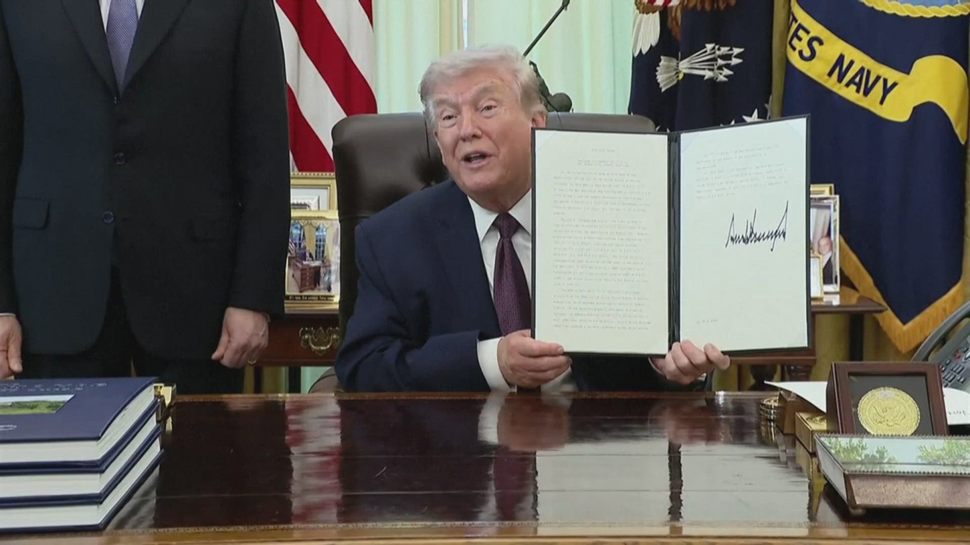 Trump signs order creating federal voter list, changing mail ballots