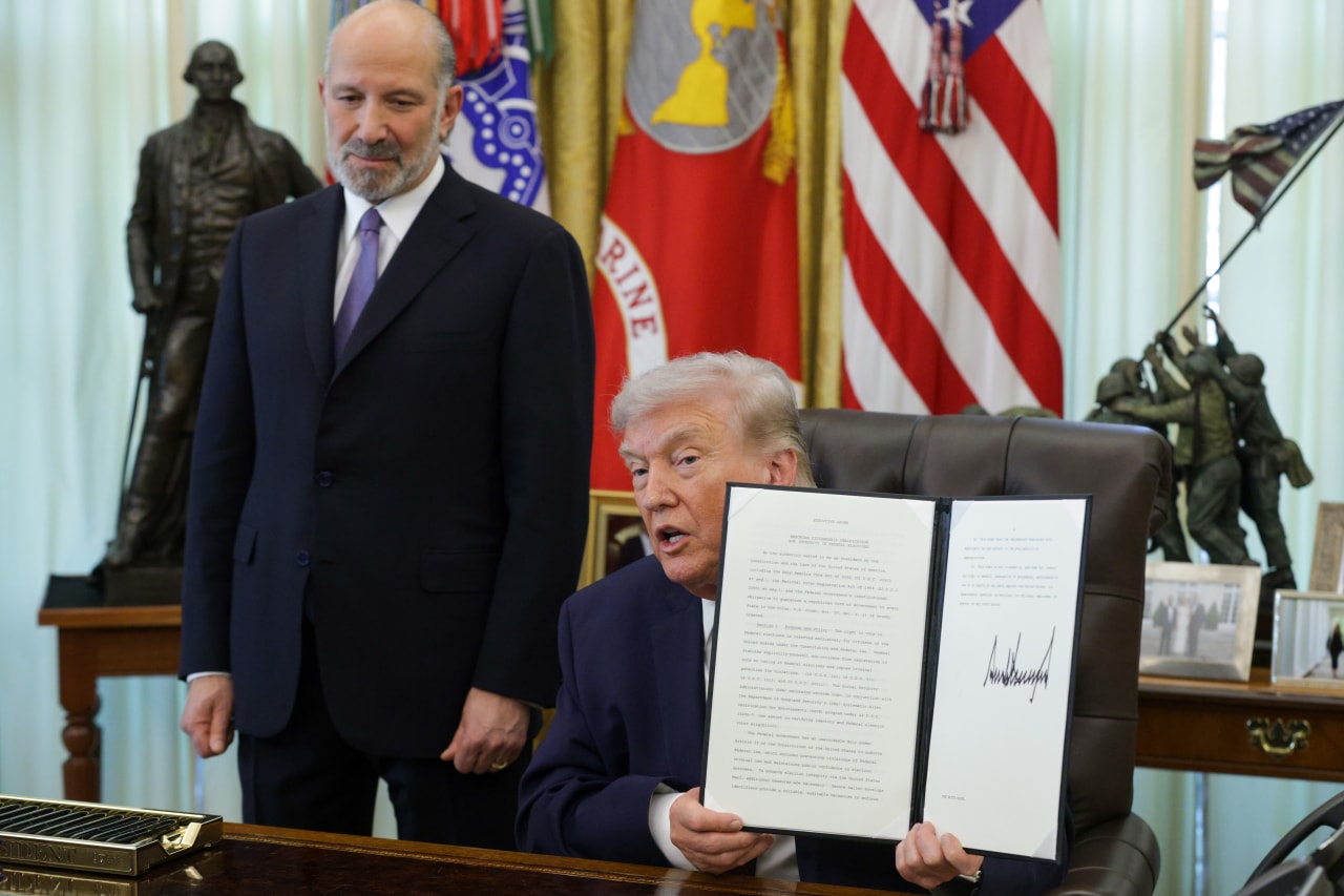 Trump orders federal government to create eligible-voter list