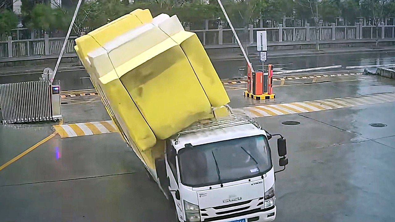 CCTV captures strong winds flipping truck load in China