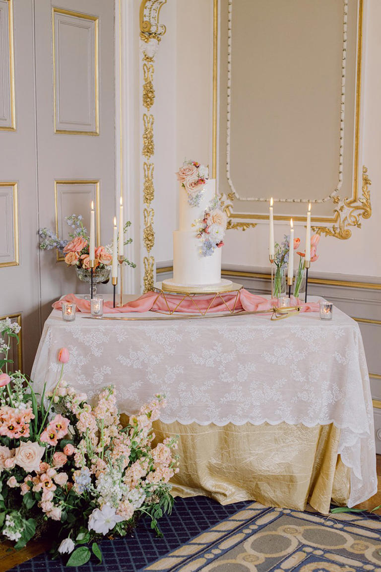 An Audrey Hepburn-inspired wedding in a fairytale castle: Alexandra & Dan