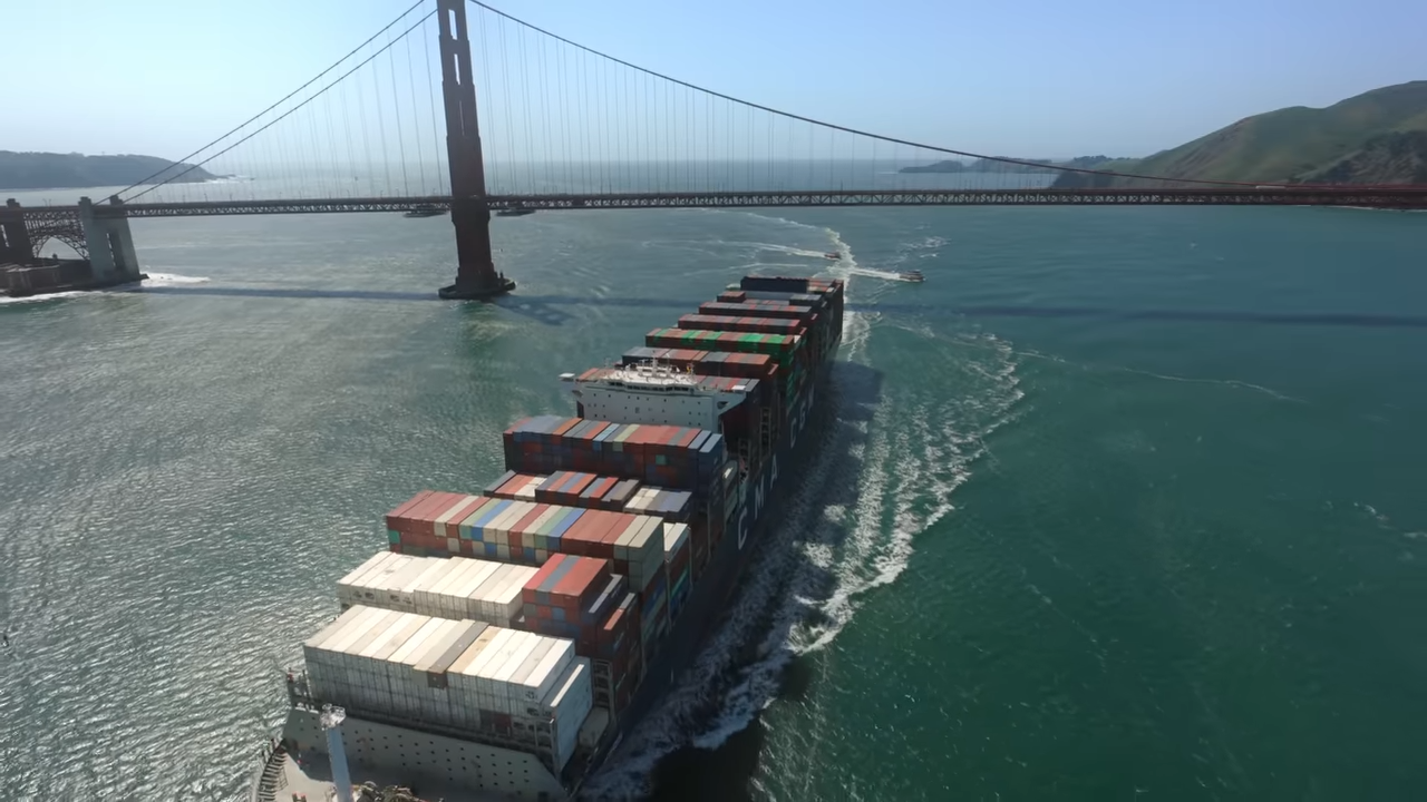 Watch how giant 150,000 ton ships enter one of the most dangerous bays ...