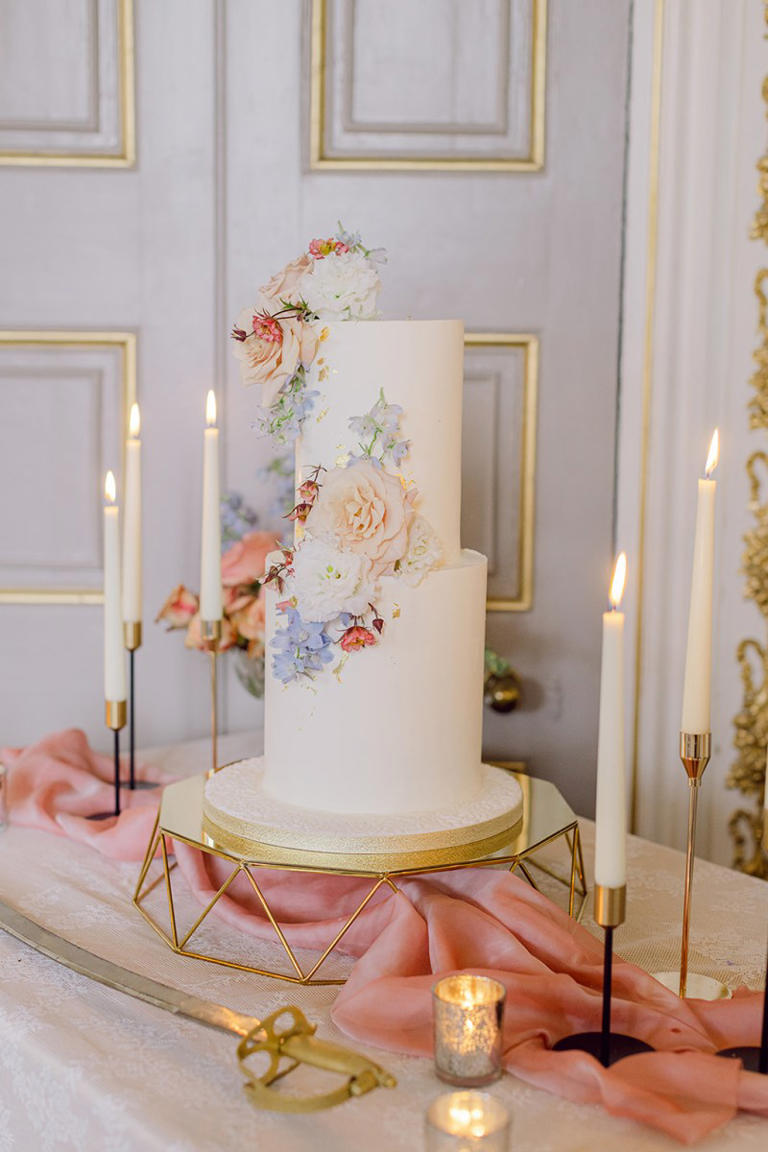 An Audrey Hepburn-inspired wedding in a fairytale castle: Alexandra & Dan