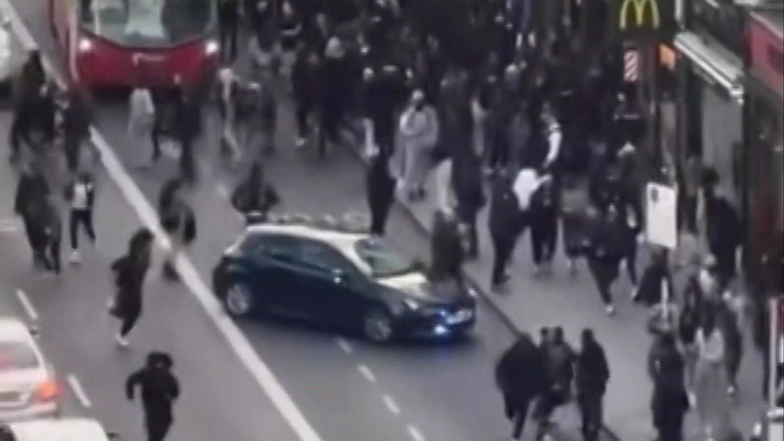 Crowds of youths 'causing anti-social behaviour' in Clapham