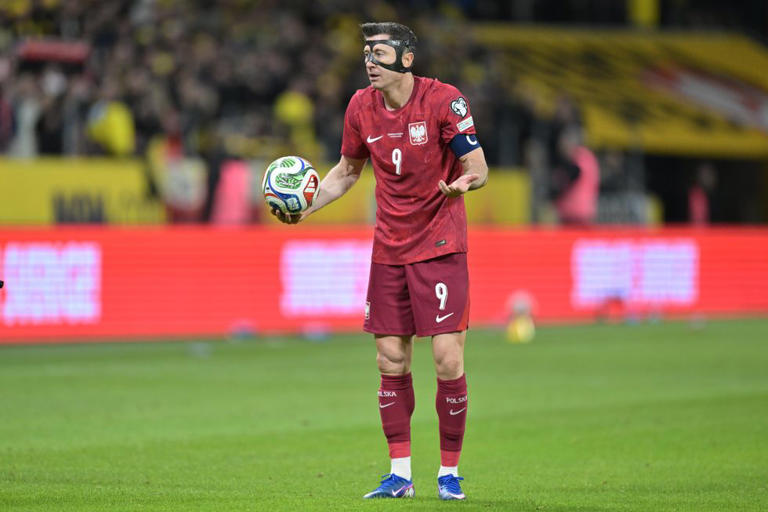 Robert Lewandowski breaks down in tears with fans left devastated by ...