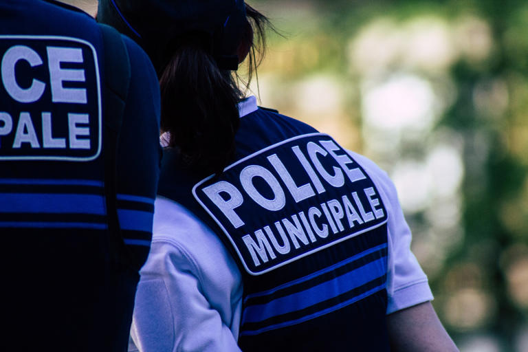 À Nice, Éric Ciotti accueille des policiers après le désarmement voulu ...