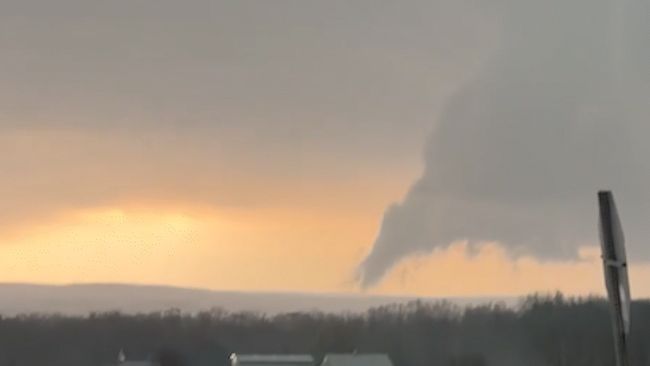 Large funnel-shaped cloud hovers over western New York