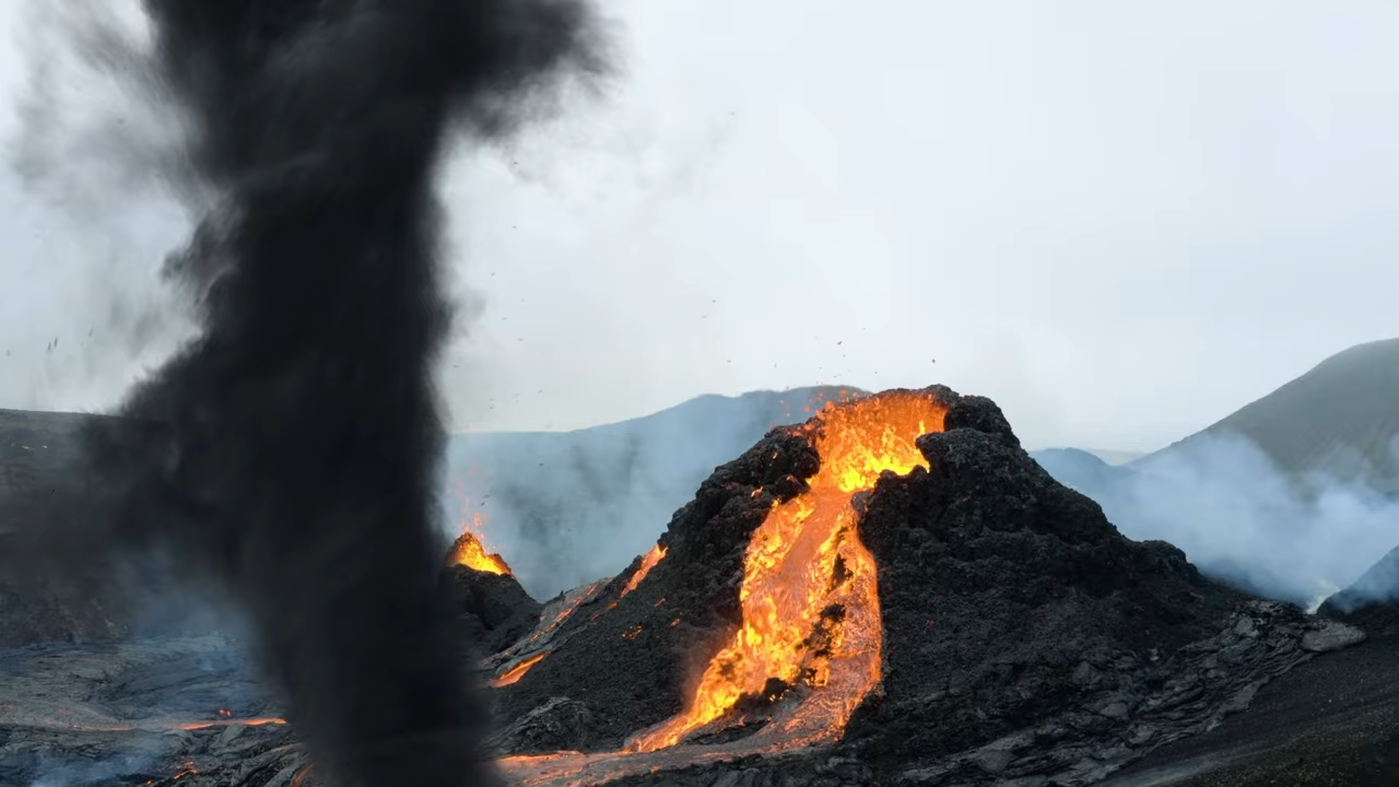 Guarda cosa succede quando vento a 300 km/h incontra lava a 1.200°C…