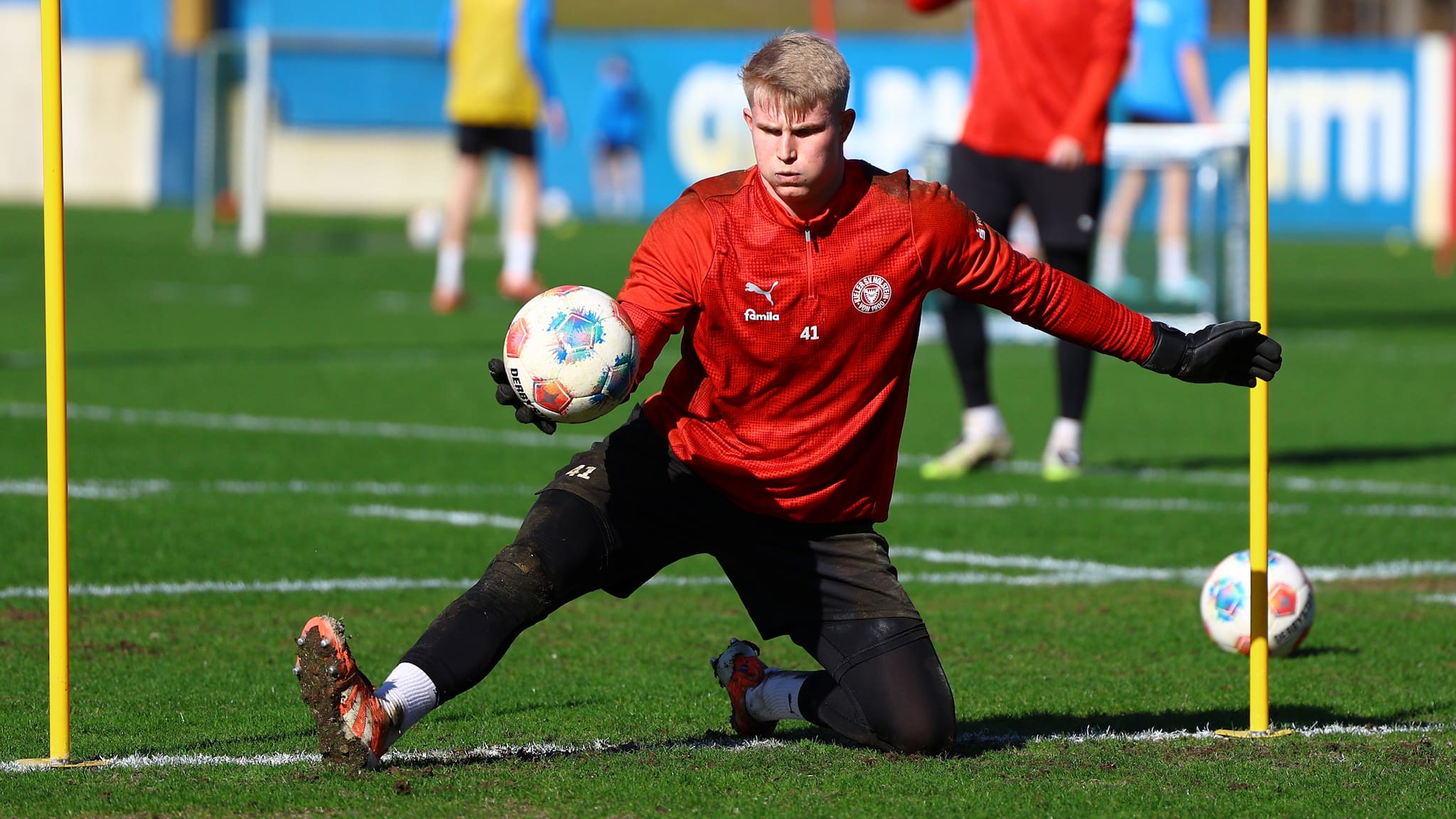 Neuer Vertrag für Torwart-Talent: Holstein Kiel bindet Lio Rothenhagen ...