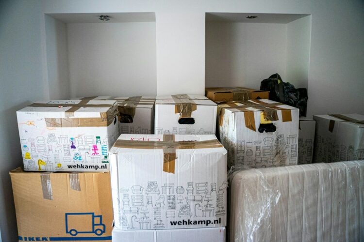 15 clues your roommate might be moving out soon