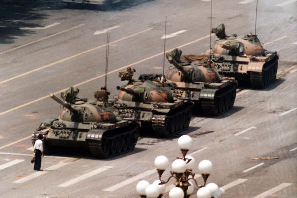 17 photos that accidentally captured historic moments