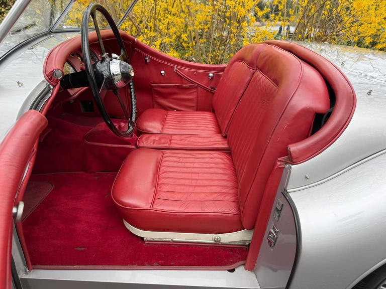 1953 Jaguar XK120 roadster showcases early sports car legacy with ...